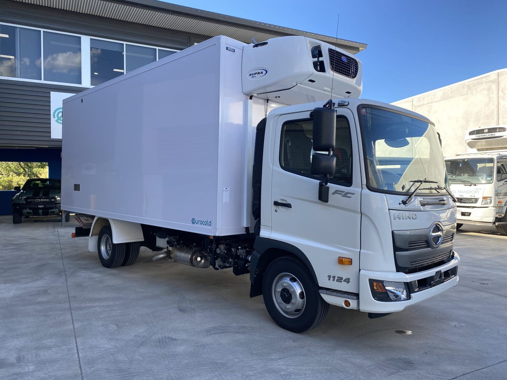 Isuzu FRR 110-260 MWB – 8P (with tailgate) - Eurocold